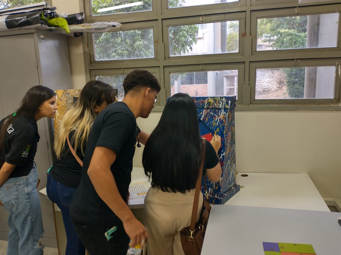 Visitas e exposições no LAPEM